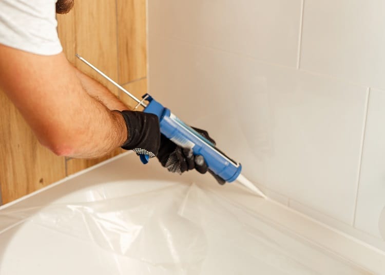 A Step-by-Step Guide to Replacing Bath Sealant